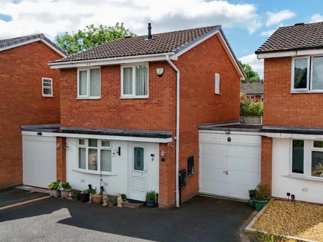 3 bedroom link detached house for sale
