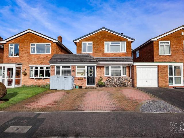 3 bedroom link detached house for sale