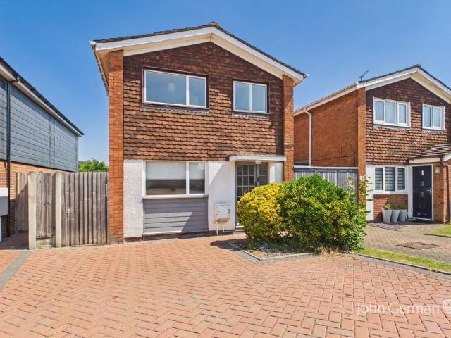 3 bedroom link detached house for sale