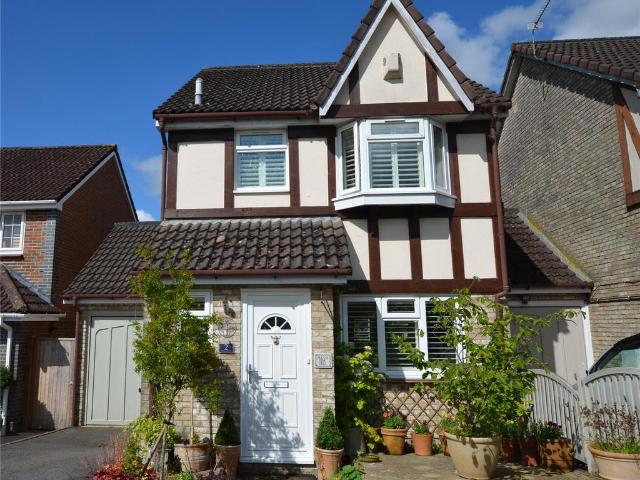 3 bedroom link detached house for sale