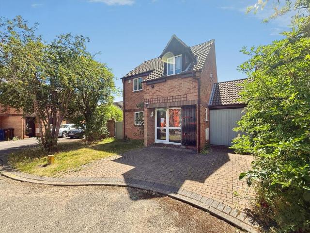 3 bedroom link detached house for sale