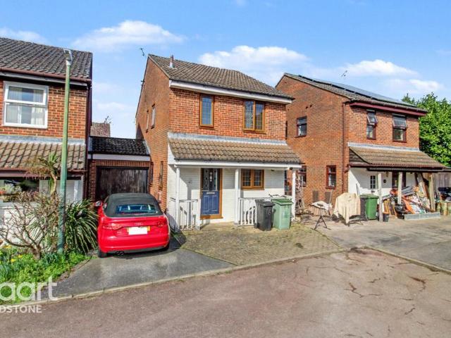 3 bedroom link detached house for sale