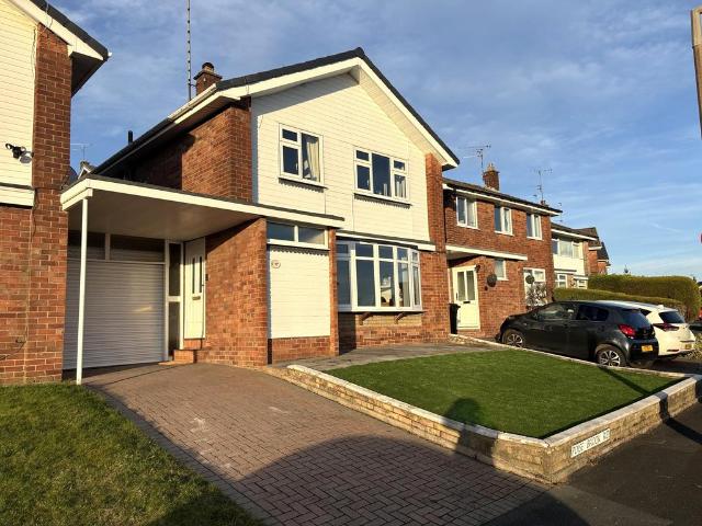 3 bedroom link detached house for sale