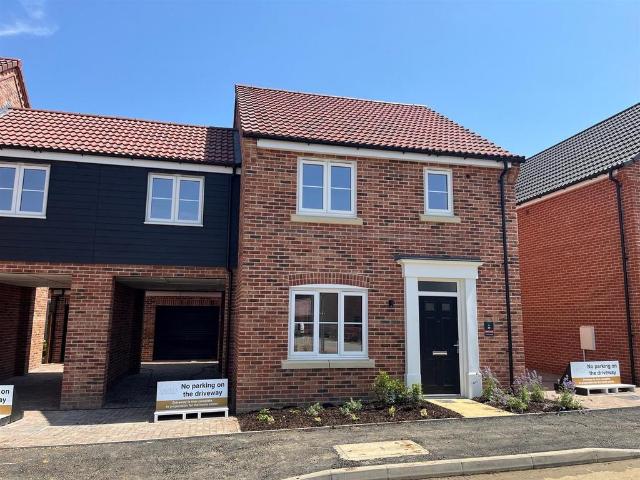 3 bedroom link detached house for sale