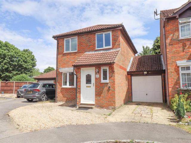 3 bedroom link detached house for sale