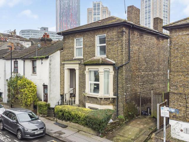 3 bedroom link detached house for sale