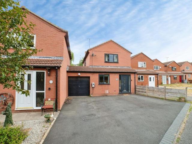 3 bedroom link detached house for sale