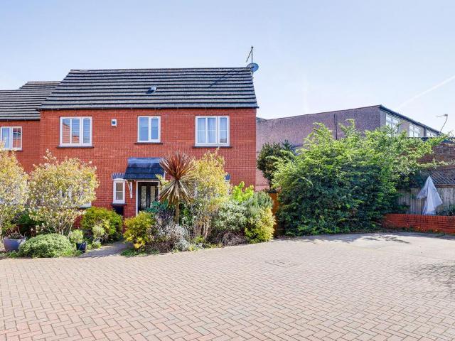 3 bedroom link detached house for sale