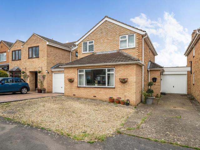 3 bedroom link detached house for sale