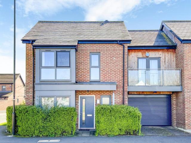 3 bedroom link detached house for sale
