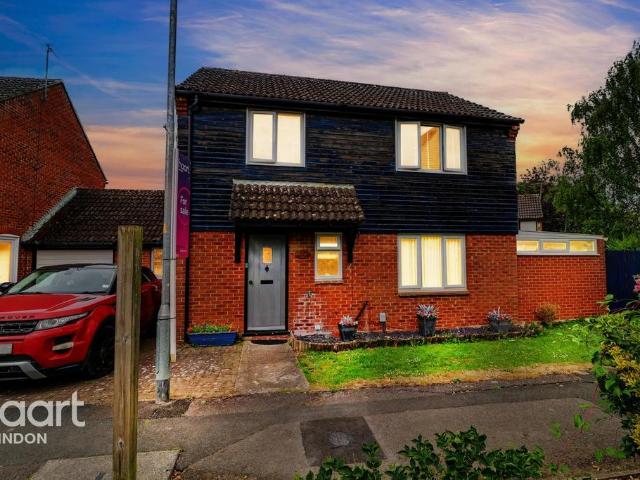 3 bedroom link detached house for sale