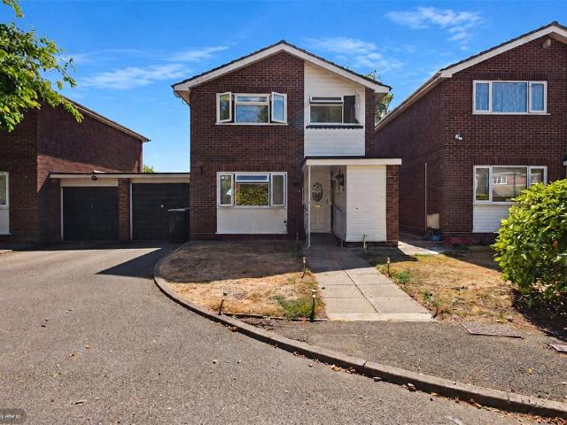 3 bedroom link detached house for sale