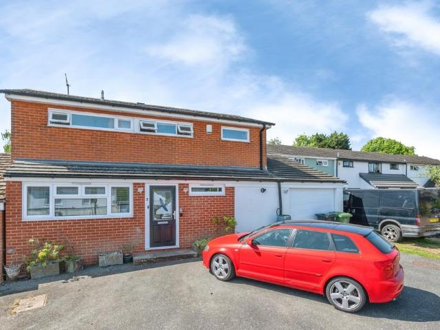 3 bedroom link detached house for sale