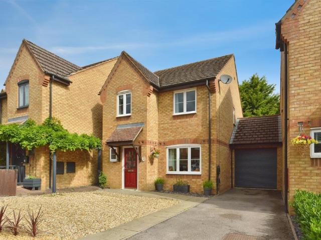 3 bedroom link detached house for sale