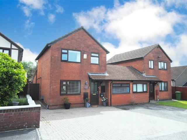 3 bedroom link detached house for sale