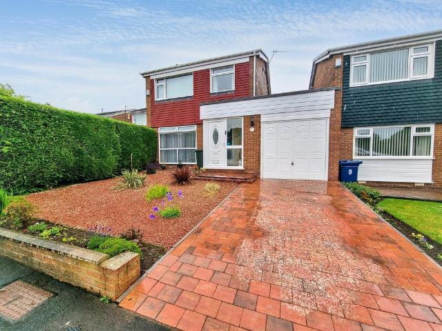 3 bedroom link detached house for sale