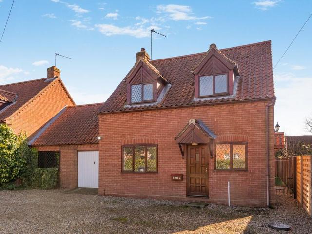 3 bedroom link detached house for sale