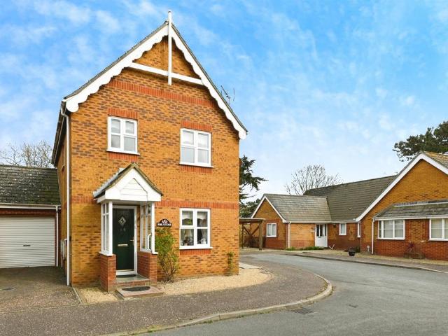 3 bedroom link detached house for sale