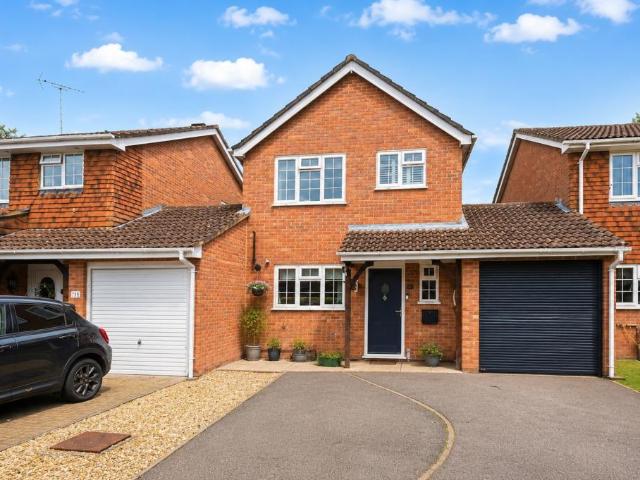 3 bedroom link detached house for sale