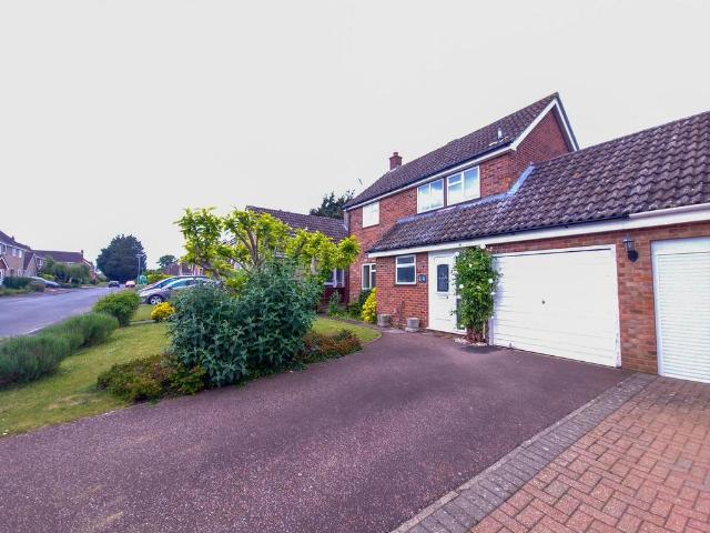 3 bedroom link detached house for sale