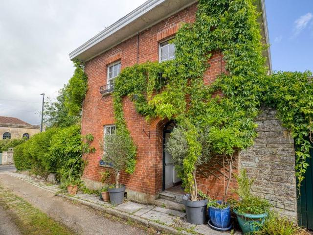 3 bedroom link detached house for sale