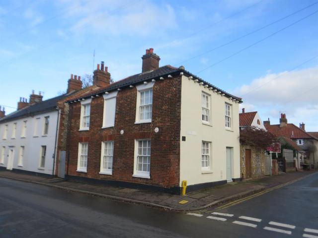 3 bedroom link detached house for sale