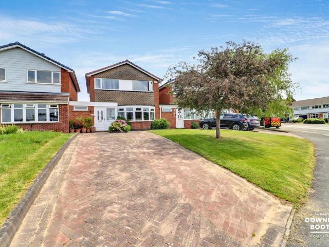 3 bedroom link detached house for sale