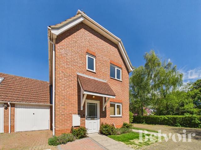 3 bedroom link detached house for sale