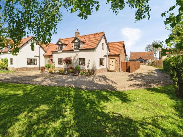 3 bedroom link detached house for sale
