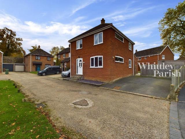 3 bedroom link detached house for sale
