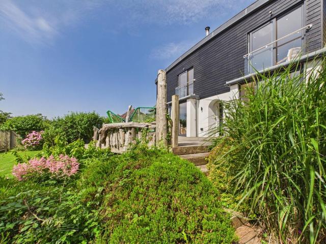 3 bedroom link detached house for sale