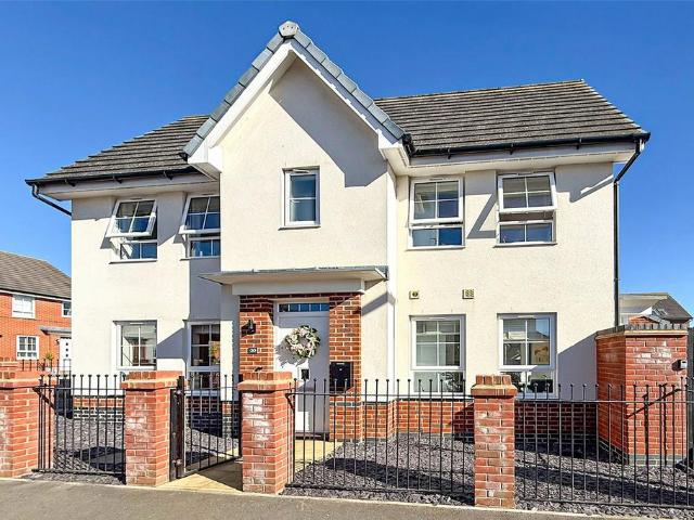 3 bedroom link detached house for sale