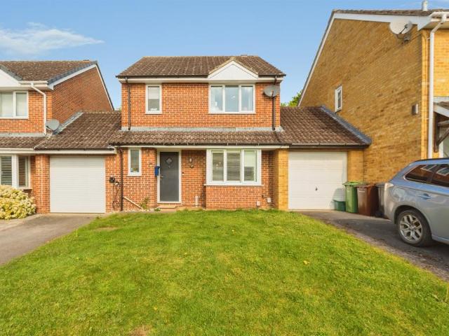 3 bedroom link detached house for sale