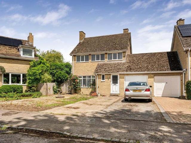 3 bedroom link detached house for sale