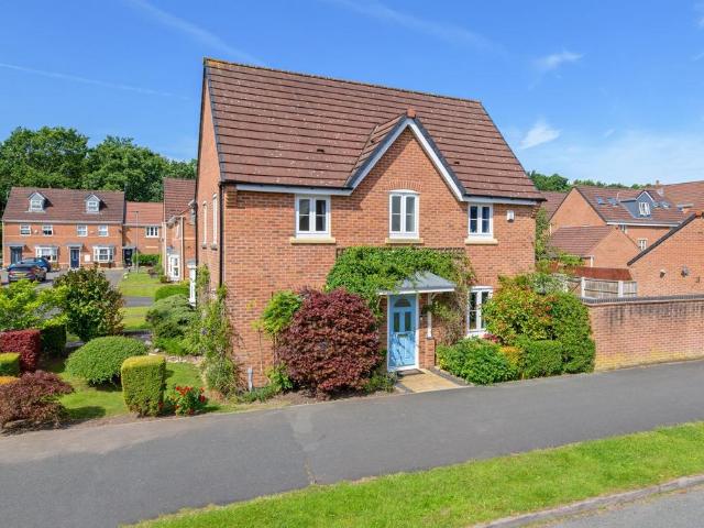 3 bedroom link detached house for sale