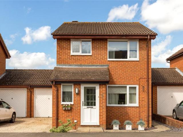 3 bedroom link detached house for sale