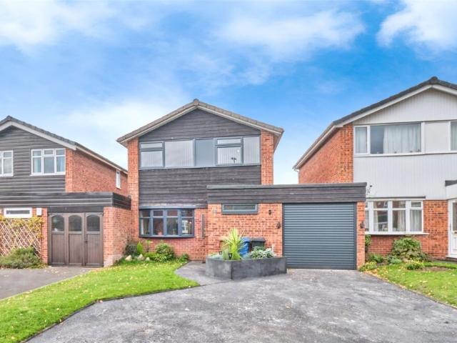 3 bedroom link detached house for sale