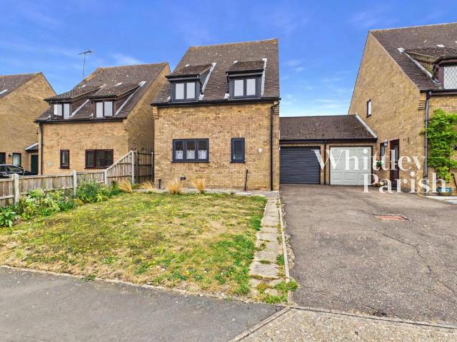 3 bedroom link detached house for sale
