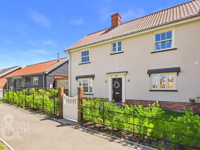 3 bedroom link detached house for sale