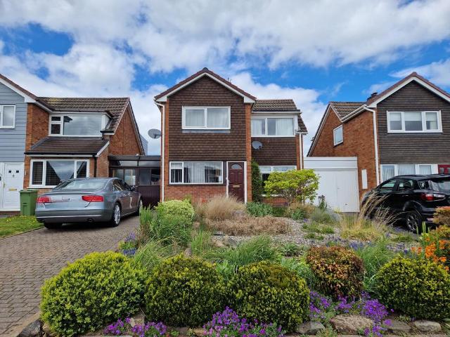3 bedroom link detached house for sale