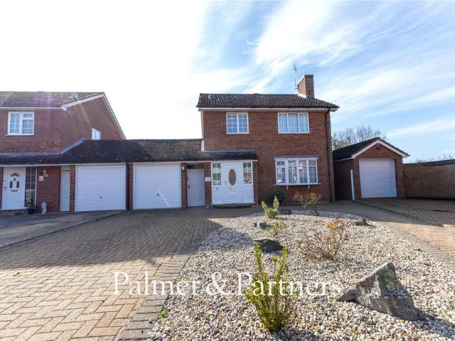3 bedroom link detached house for sale