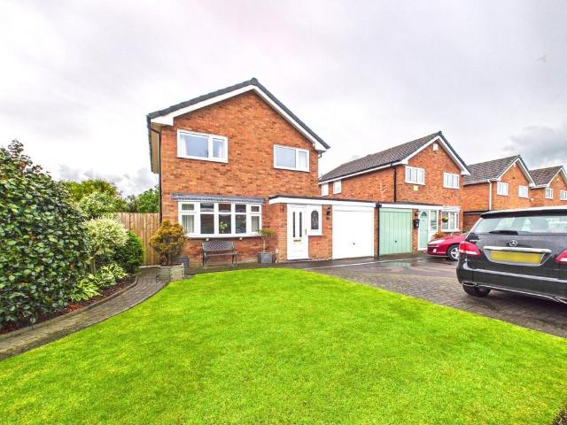 3 bedroom link detached house for sale