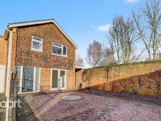 3 bedroom link detached house for sale