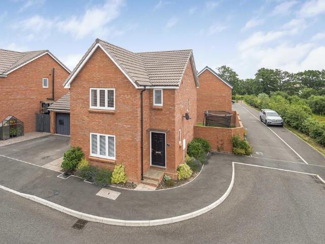 3 bedroom link detached house for sale