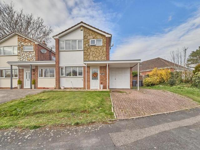 3 bedroom link detached house for sale