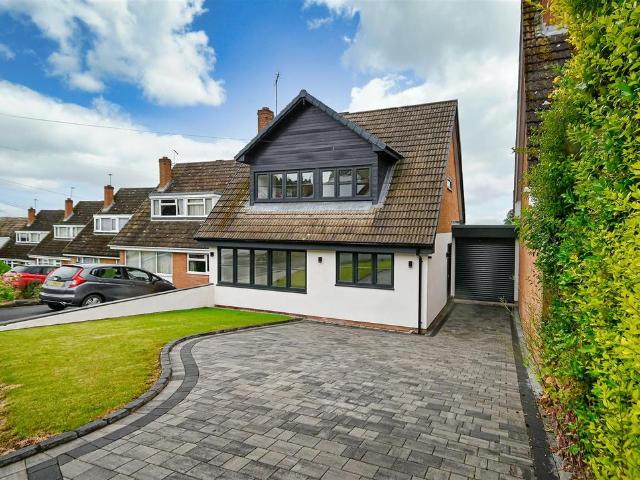 3 bedroom link detached house for sale