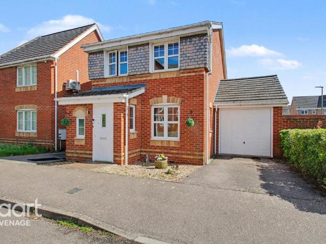 3 bedroom link detached house for sale