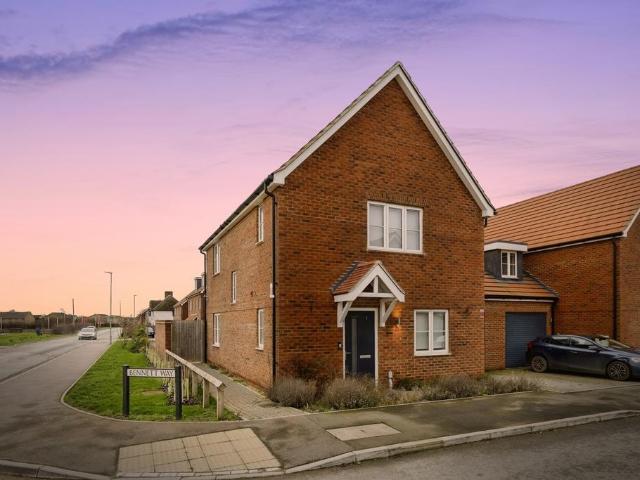 3 bedroom link detached house for sale