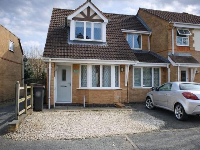 3 bedroom link detached house for sale