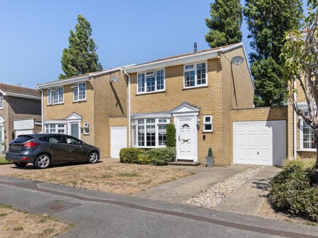3 bedroom link detached house for sale